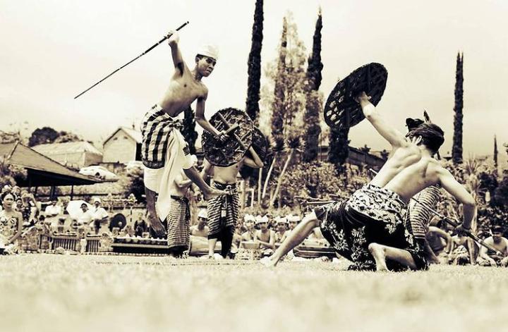 Seraya Village(Gebug Ende Tradition) – Karangasem 藤條祭 OK ...